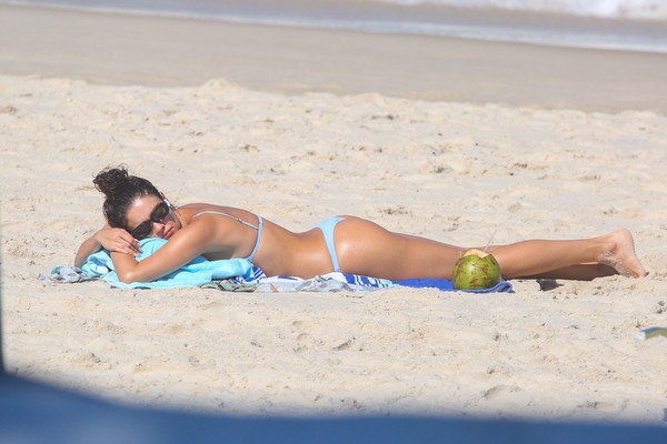 Solteira Sophie Charlotte confere marquinha de biquíni em dia de praia