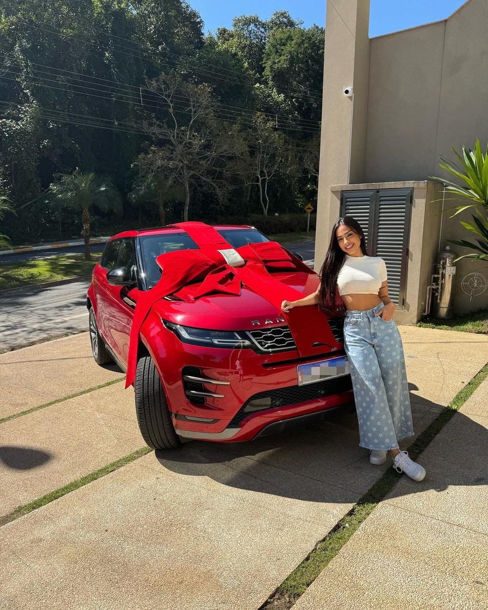 MC Ryan SP dá outro carro de luxo para namorada mãe de sua filha vídeo
