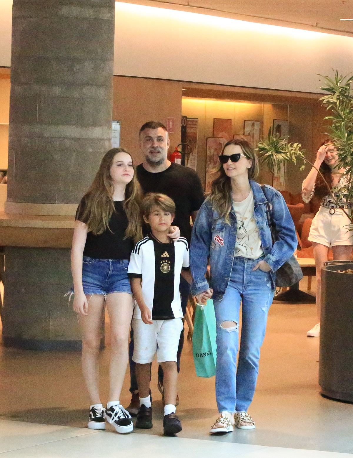 Fernanda Rodrigues e Raoni Carneiro fazem aparição rara os filhos