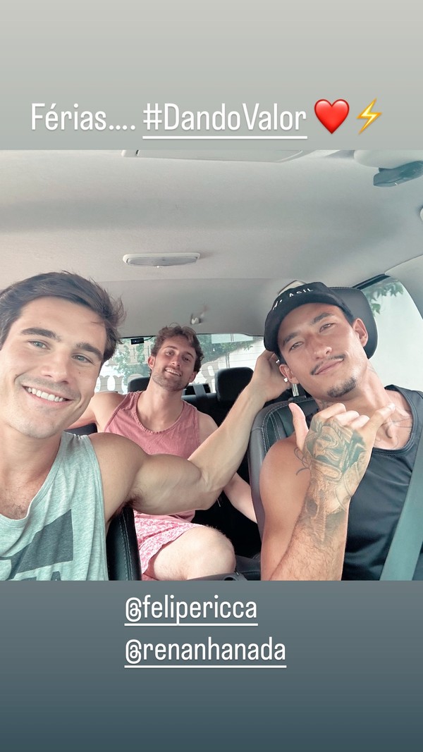 Após assumir romance Sabrina Sato Nicolas Prattes surfa e treina