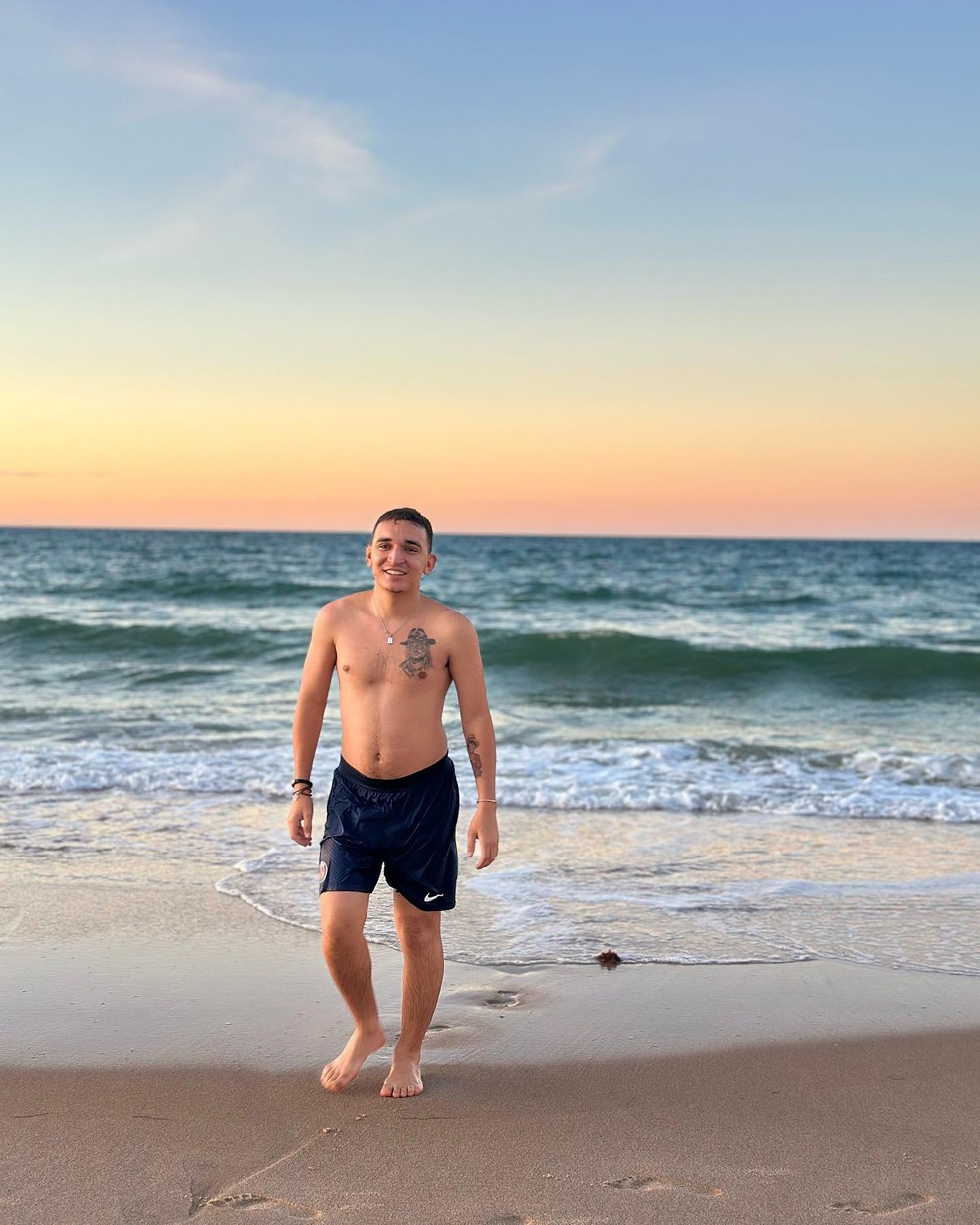 João Gomes posa sem camisa na praia e amigos famosos elogiam Sereio