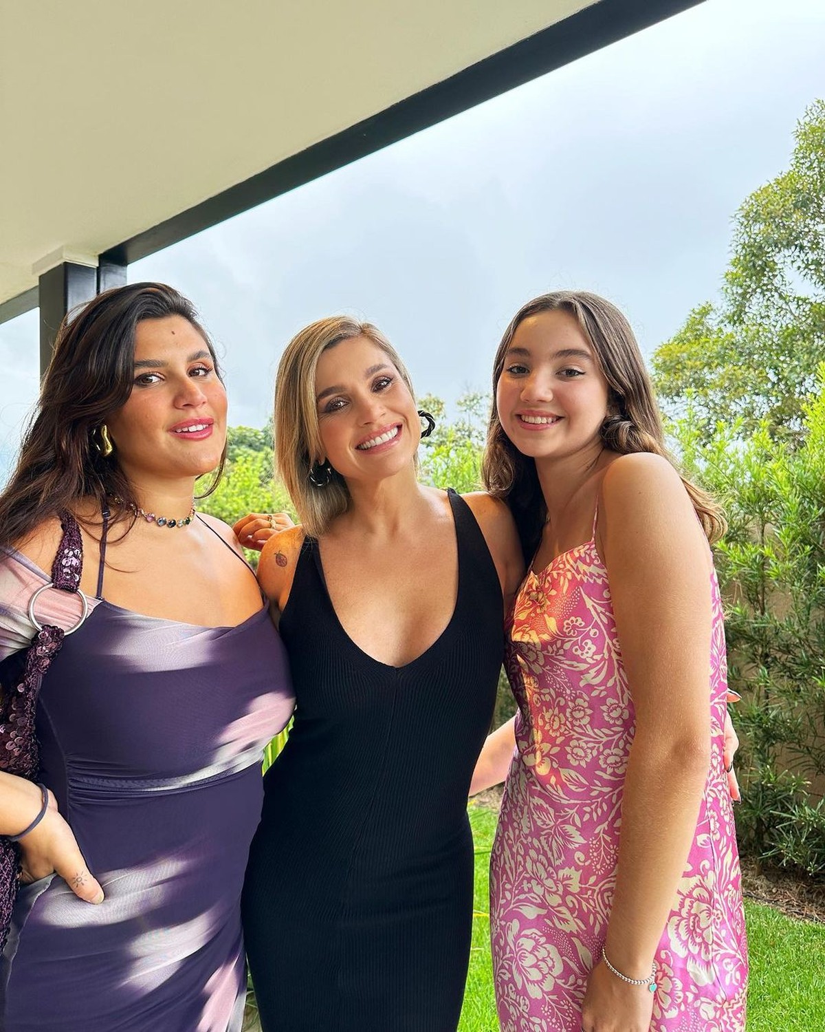 Flávia Alessandra posa as filhas para casamento e ganha mão boba de