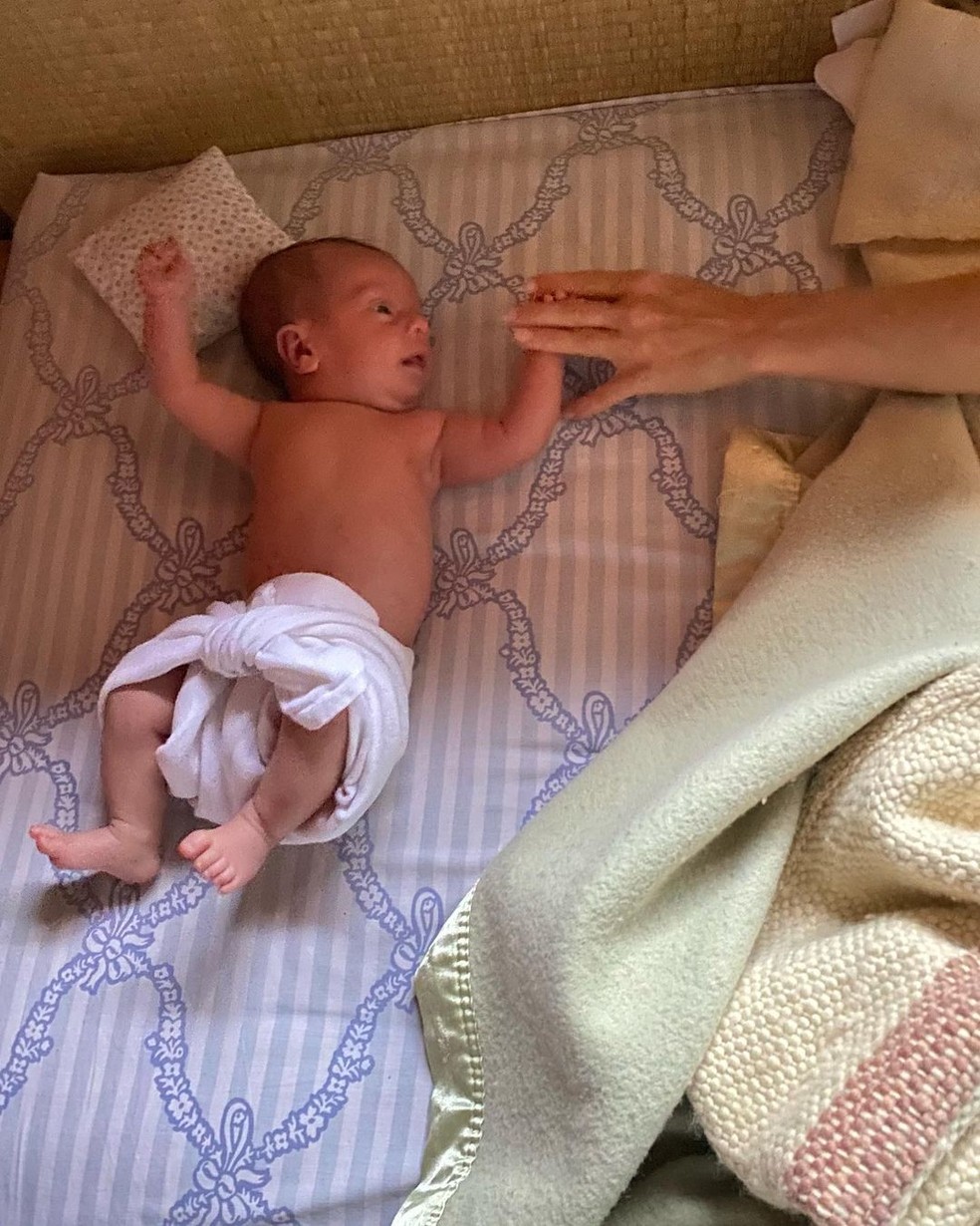 Filha de Ana Maria Braga recorda parto lótus em que bebê fica ligado à placenta após nascer