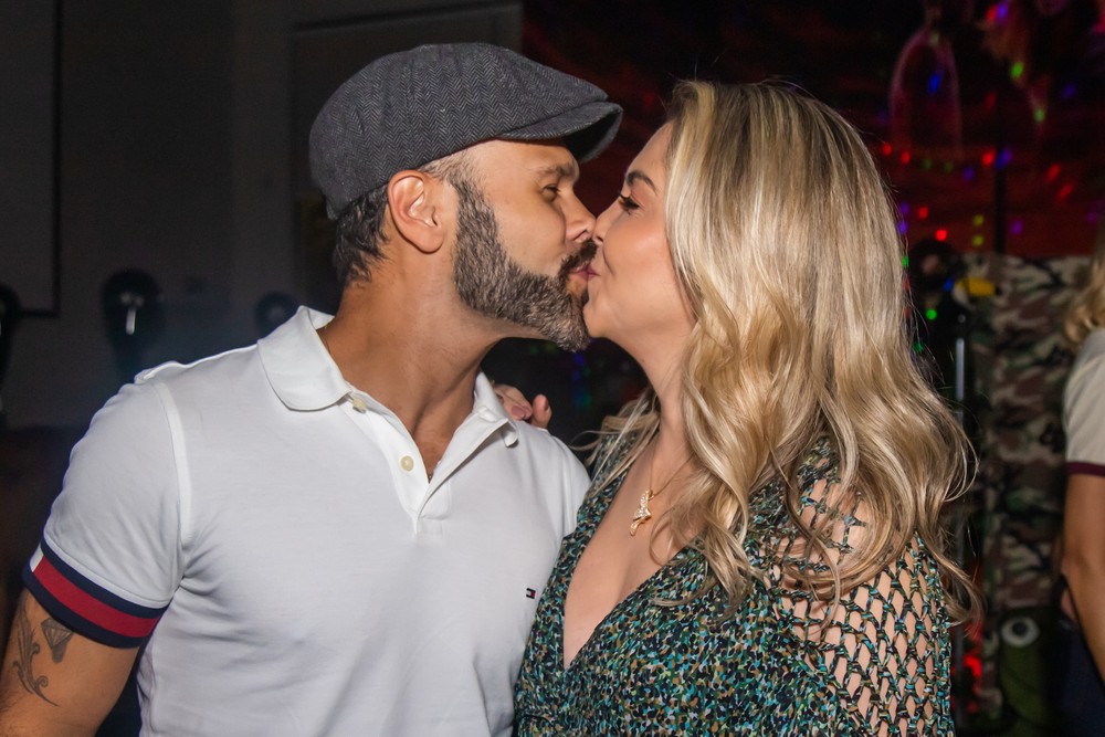 Thais Pacholek e Belutti comemoram os anos do filho Luis Miguel vídeos