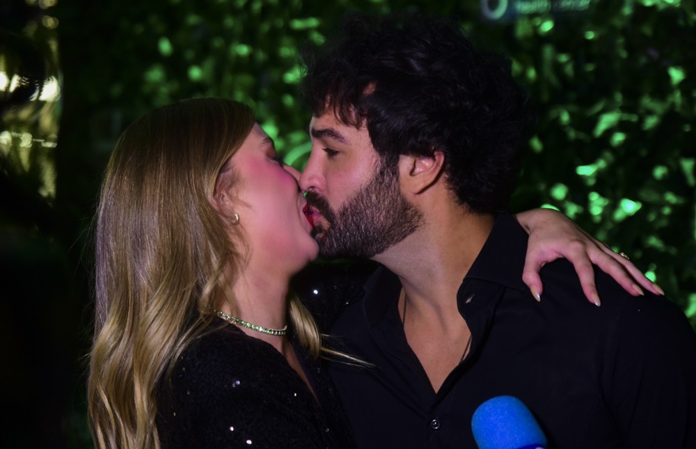 Duda Reis Troca Muitos Beijos O Namorado Du Nunes Em Evento