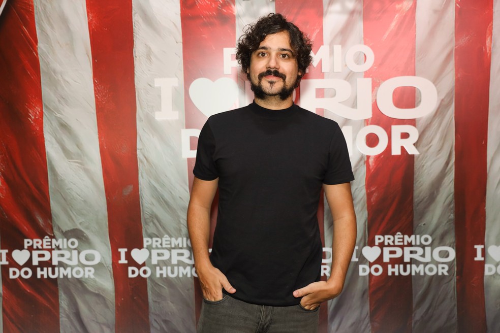 Fabio Porchat ganha beijo da namorada durante premiação em São Paulo