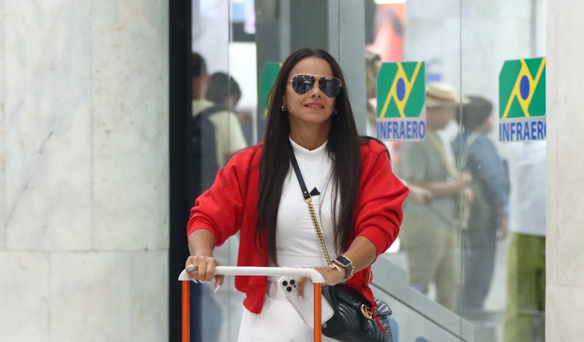 Viviane Araujo desembarca sorridente no Rio de Janeiro e é tietada por fãs