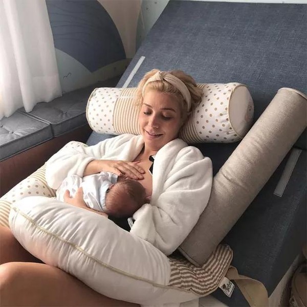 Luiza Possi Aparece Amamentando O Filho