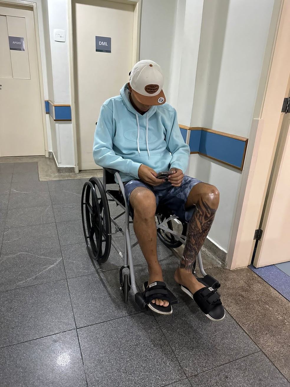 Influenciador digital é sedado por horas para fazer tatuagem