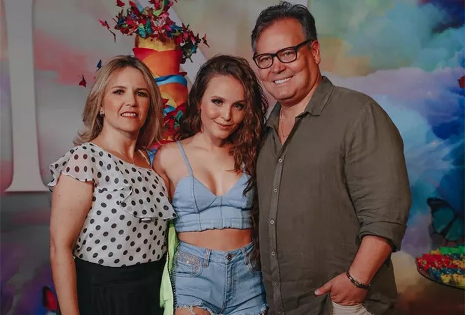 Pai de Larissa Manoela manda indireta após rompimento de artista a mãe