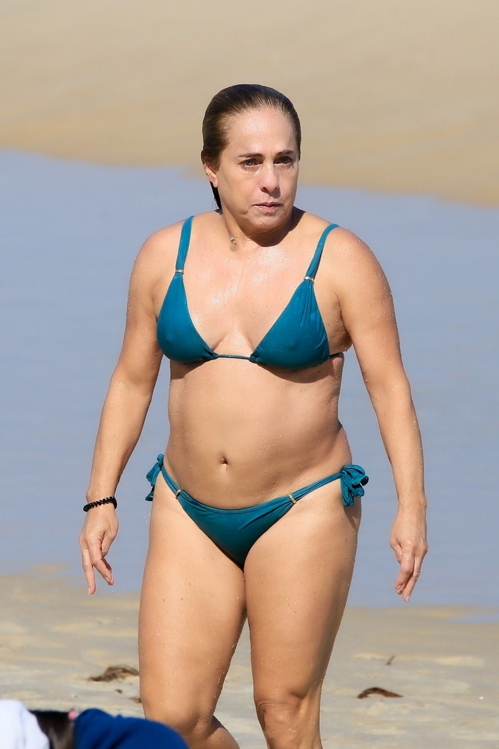 Cissa Guimarães curte mergulho na Praia de Ipanema no inverno carioca