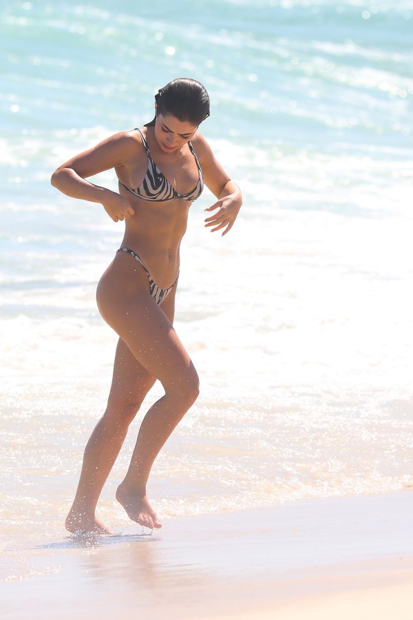 Jade Picon Aproveita Folga De Travessia Na Praia Amigos