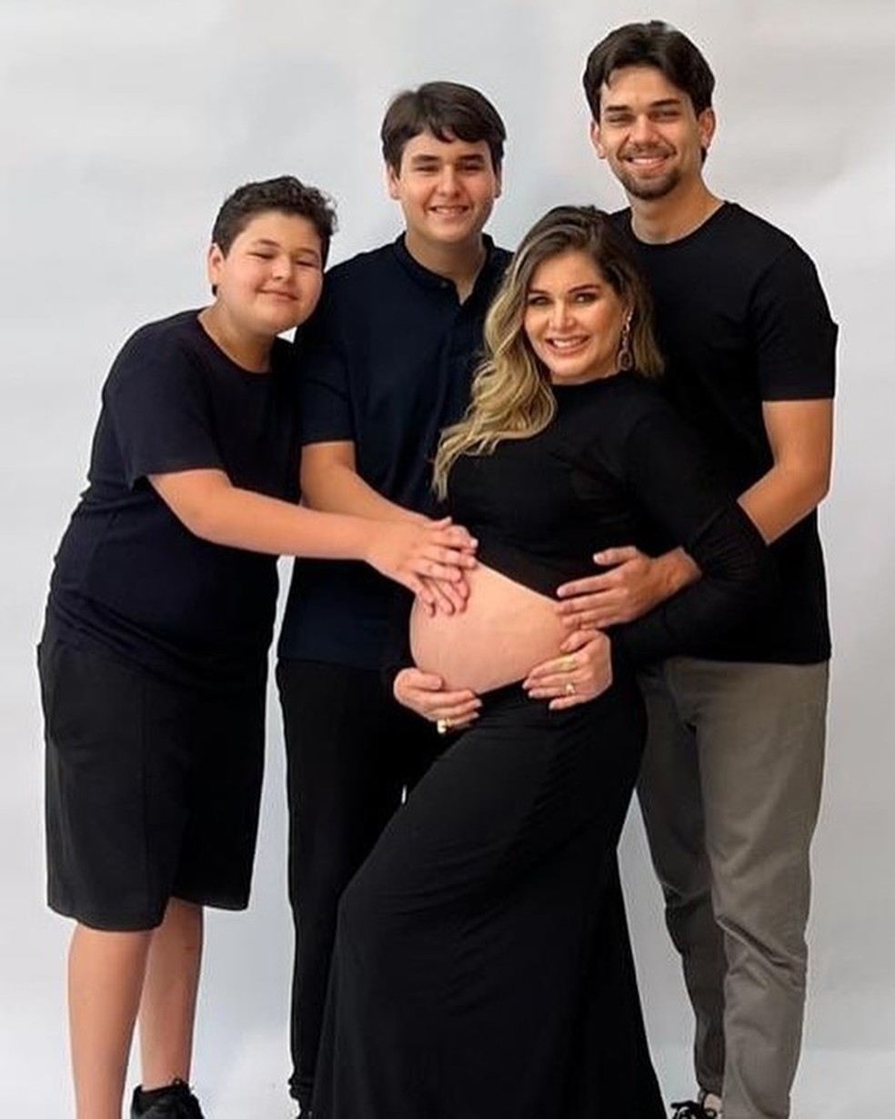 Aos Andréa Mota viúva de Leandro dá à luz quinto filho