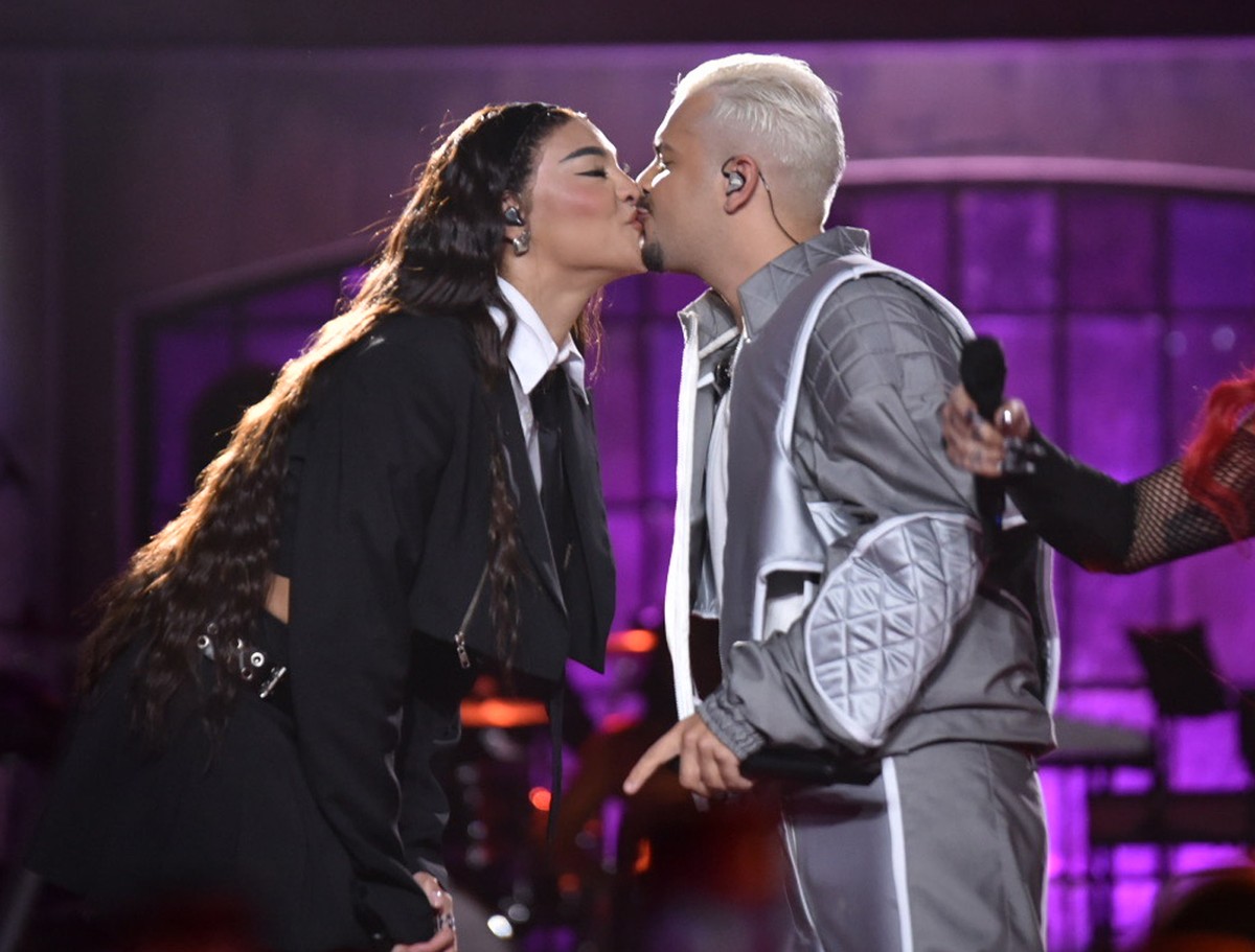 Pabllo Vittar e Pedro Sampaio dão selinho em ensaio