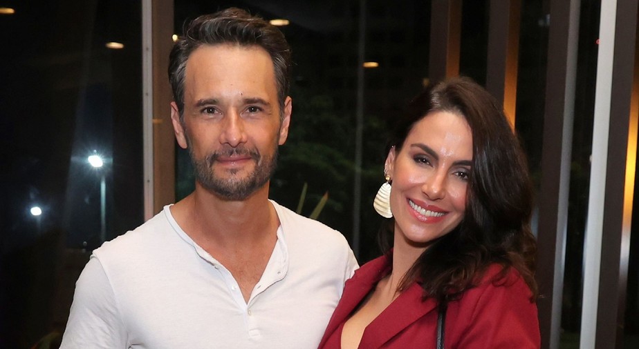 Rodrigo Santoro e Mel Fronckowiak fazem aparição rara em show de Chico Buarque