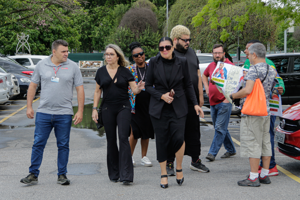 Esposa e filhos de Maguila se despedem do boxeador em velório