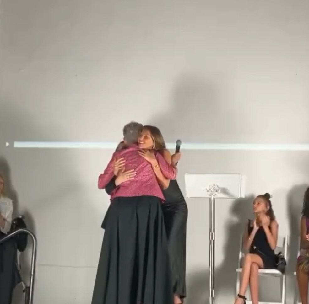 Grávida Gisele Bündchen exibe barriguinha durante evento beneficente