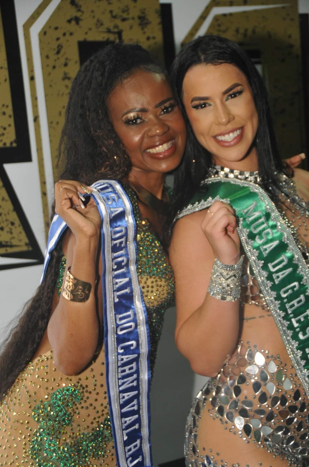 De look transparente ex BBB Larissa Tomásia recebe faixa de Musa da