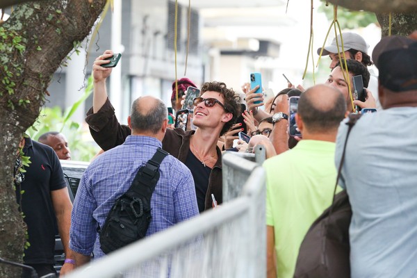 Shawn Mendes tira fotos com fãs na porta do Copacabana Palace; veja