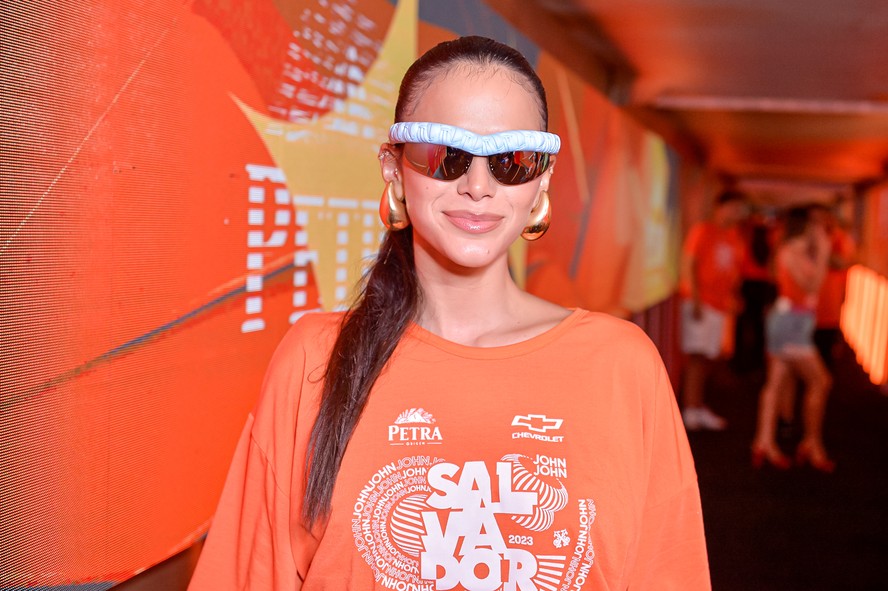 Após bloco de Ivete, Bruna Marquezine curte camarote em Salvador