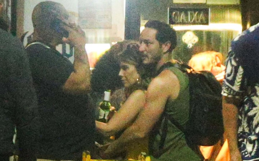 Wanessa Camargo e Allan Souza Lima curtem quiosque agarradinhos e voltam juntos para hotel