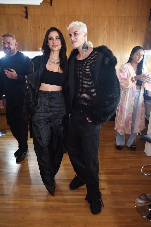 Após vídeo de beijo, Bianca Andrade posa com modelo trans Sam Porto na SPFW