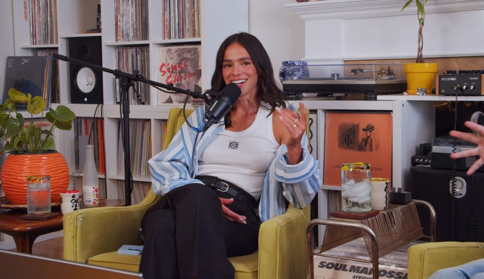 Bruna Marquezine fala de encontro com Selena Gomez e revela conversa