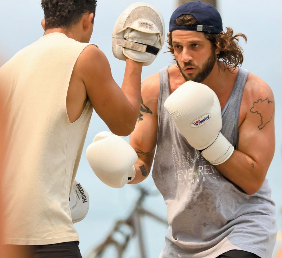 De corda a boxe, Chay Suede treina pesado em domingo de praia no Rio de ...