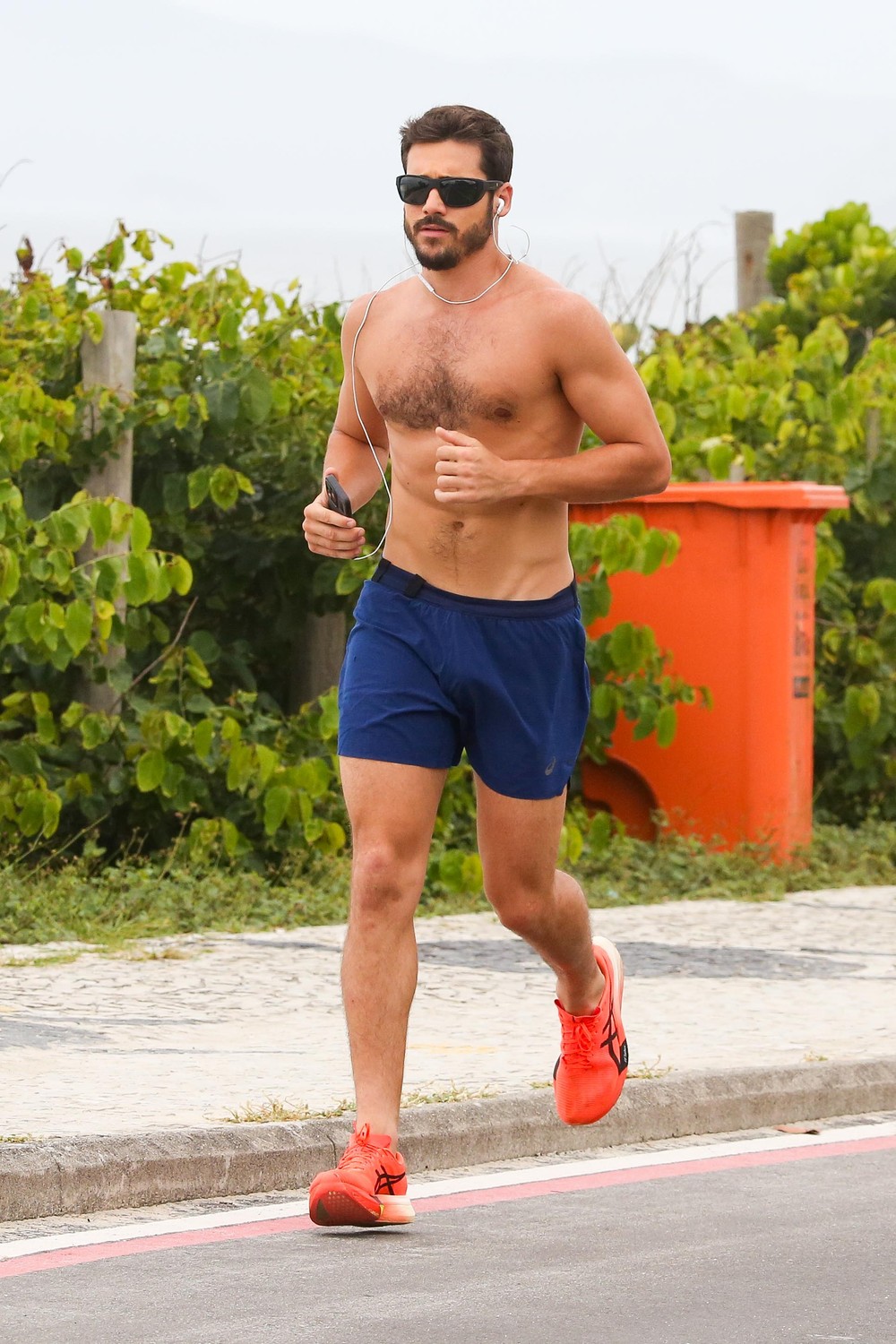 Sem camisa, Nicolas Prattes corre na orla da Barra da Tijuca