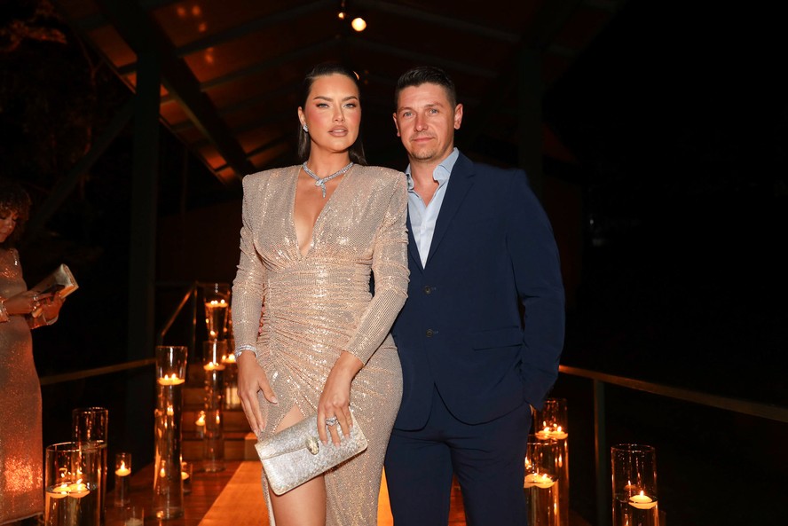 Adriana Lima exibe aliança com diamante gigante após se casar ...