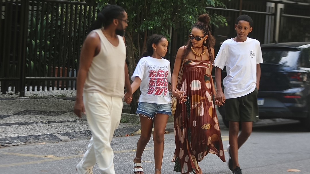 Taís Araujo e Lázaro Ramos passeiam com os filhos no Rio