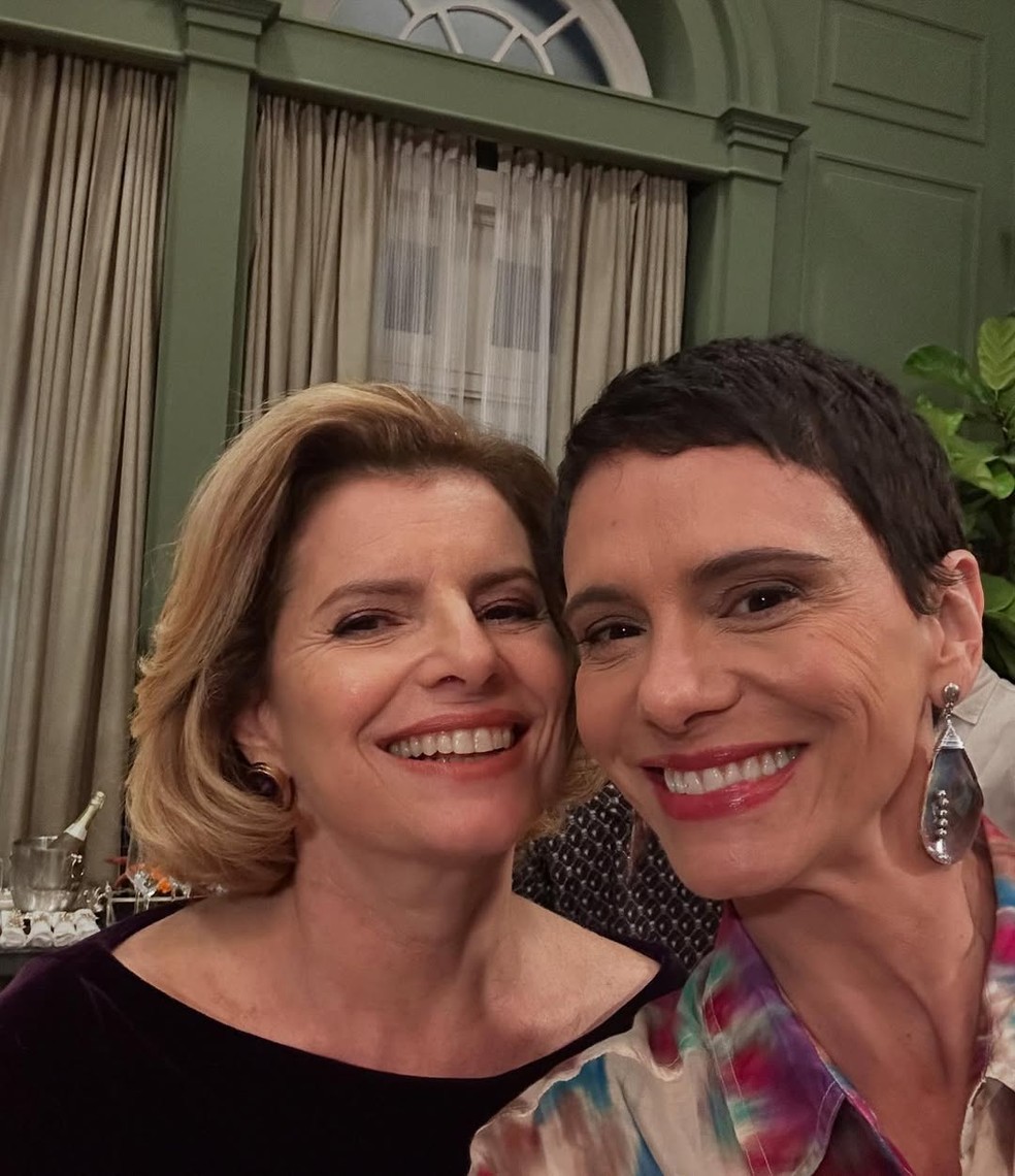Bella Campos e Malu Galli fazem selfies nos bastidores de 'Vale Tudo'