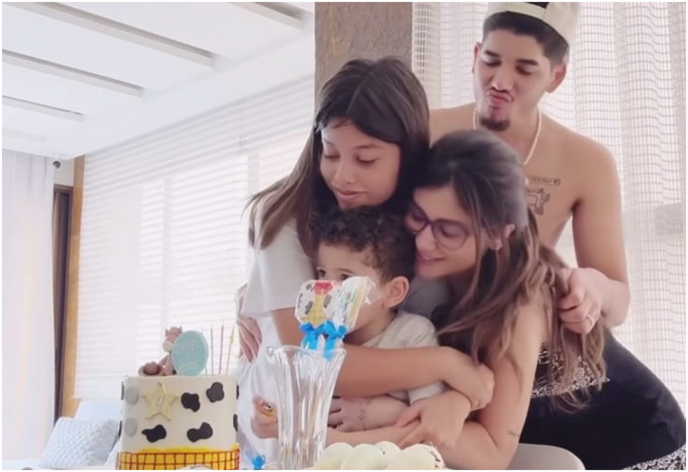 Zé Vaqueiro e Ingra Soares celebram aniversário de filho: 'Não podemos ...