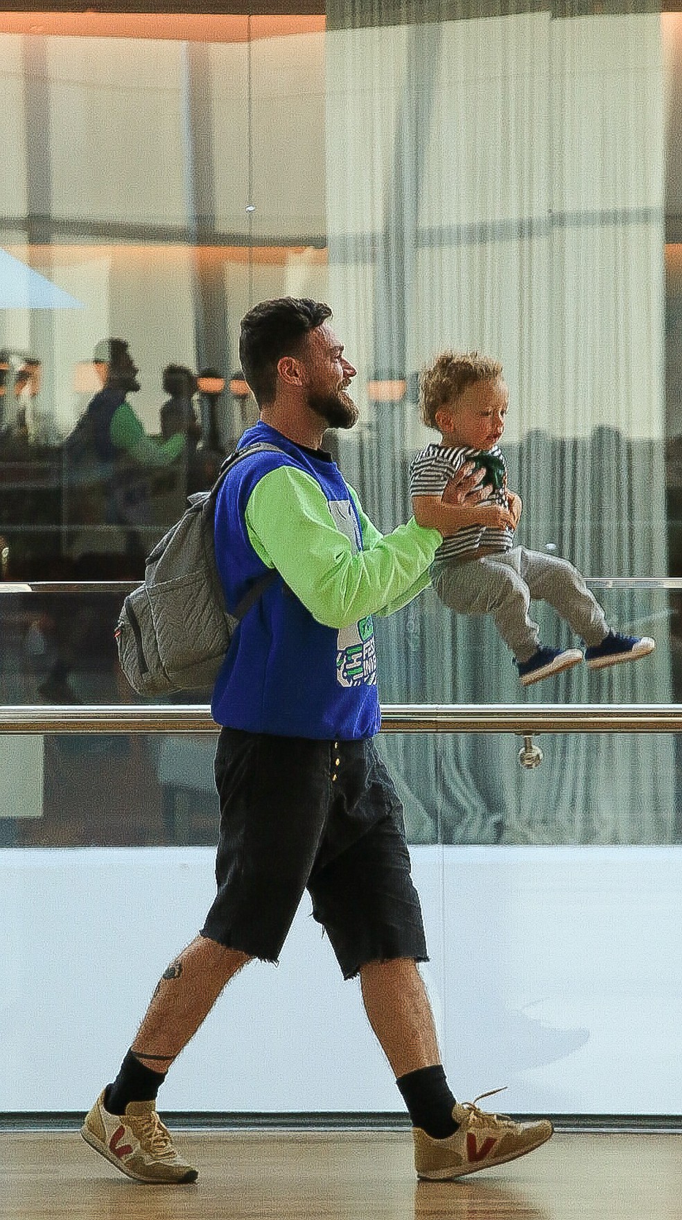 Fabiula Nascimento e Emílio Dantas passeiam com os filhos em shopping