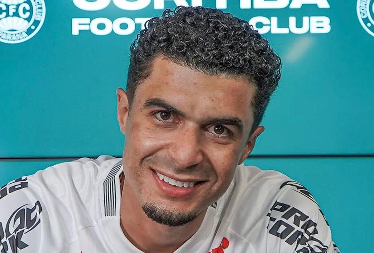 Egídio, ex-Palmeiras e Flamengo, passeia com a esposa e filhas em shopping