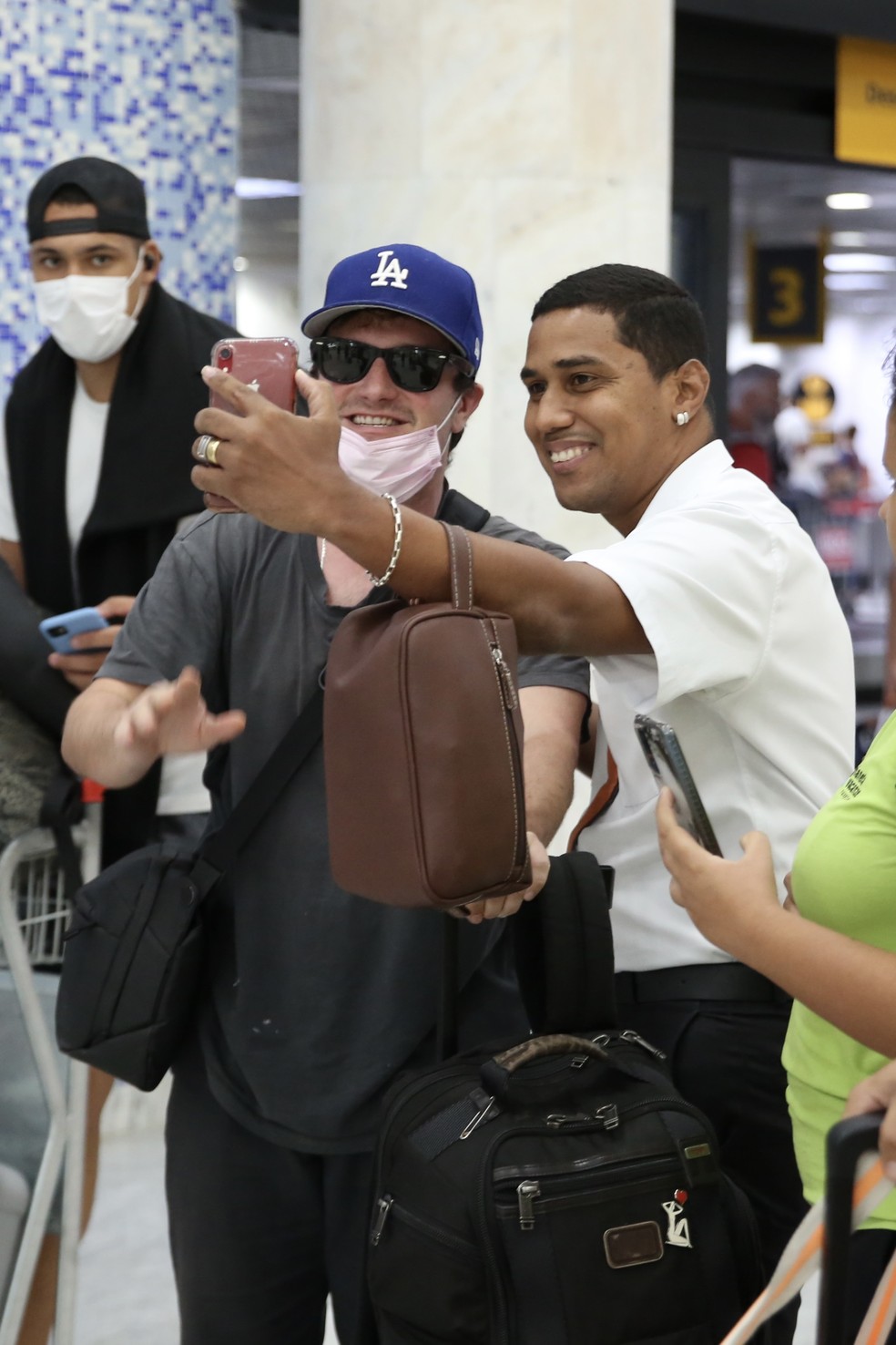 Josh Hutcherson, astro de ‘Jogos Vorazes’, atende fãs ao desembarcar no Rio