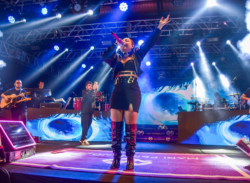 Mari Fernandez recebe namorada e mais famosos em show em SP