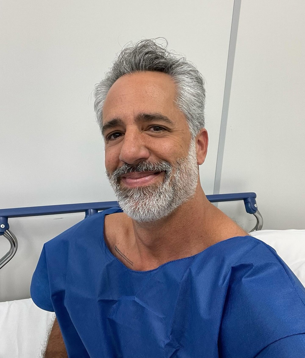 Luciana Mello cuida do ex-marido, Ike Levy, no hospital após cirurgia