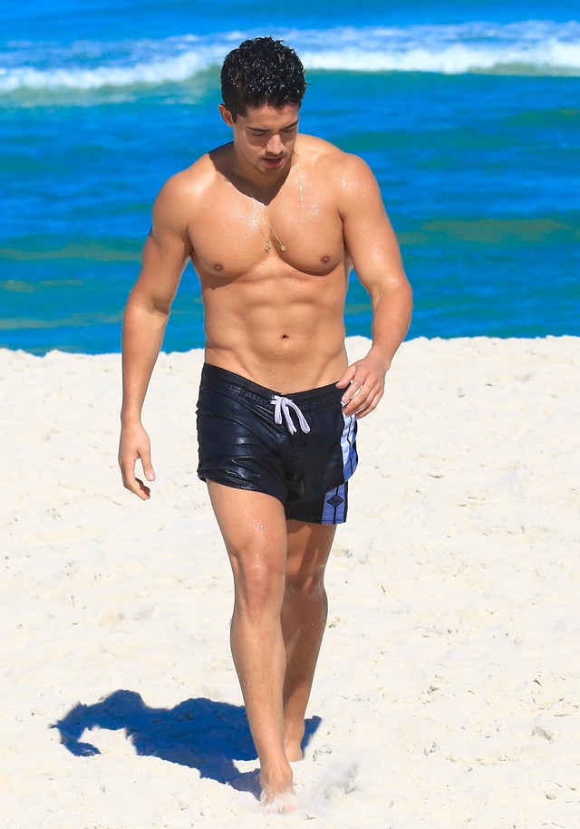 Atores Ricky Tavares e Matheus Fagundes se refrescam em praia carioca ...