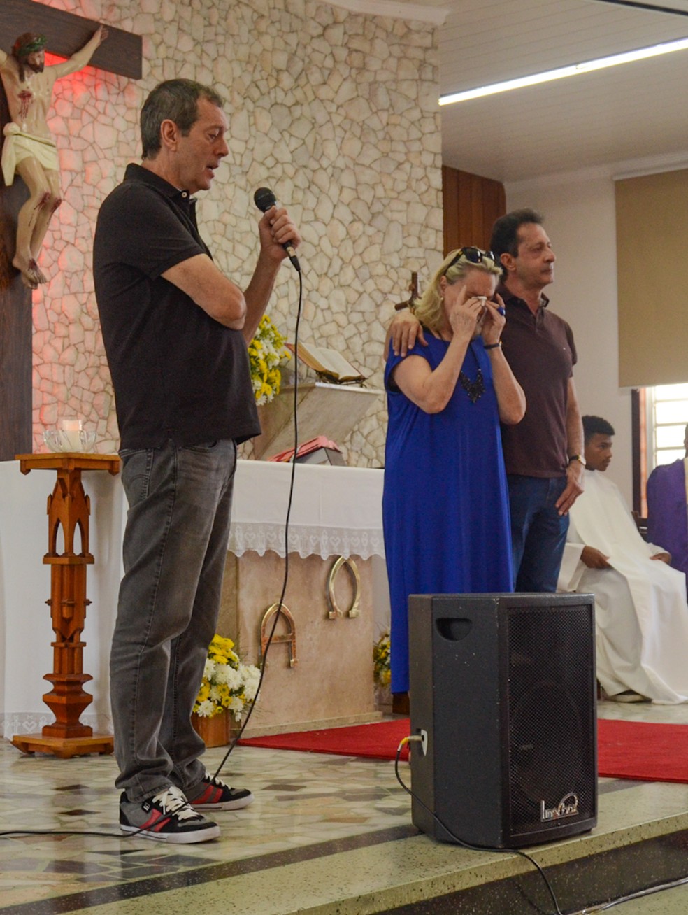 Elizabeth Savala se emociona em missa de sétimo dia da mãe, Isabel Savala