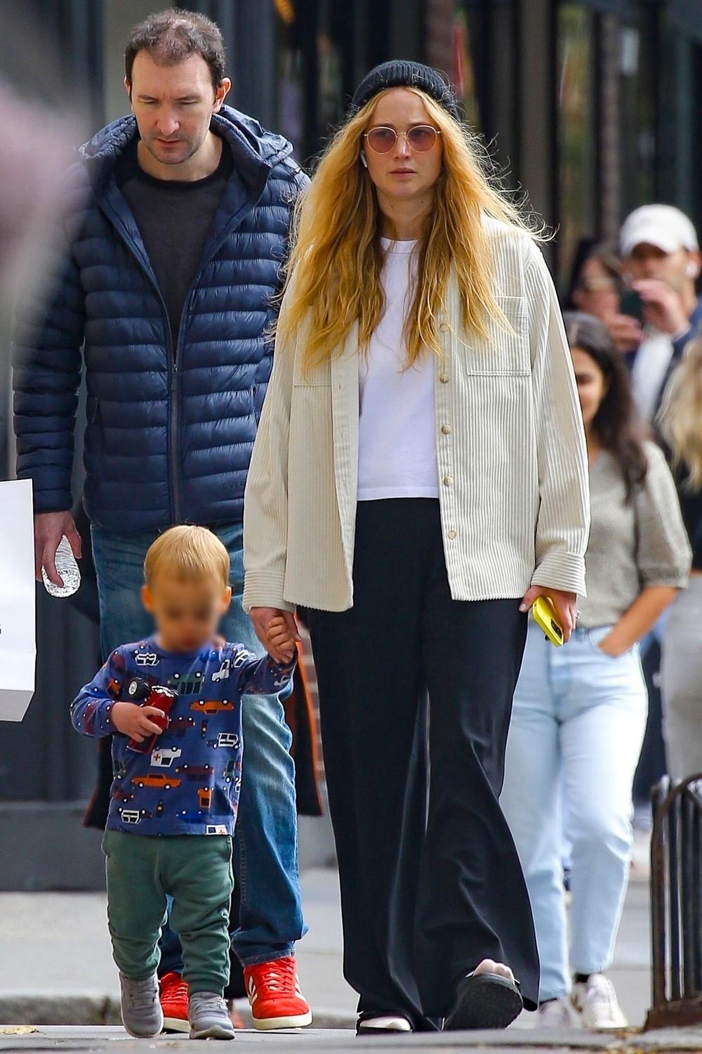 Jennifer Lawrence usa look confortável em passeio com filho por Nova York