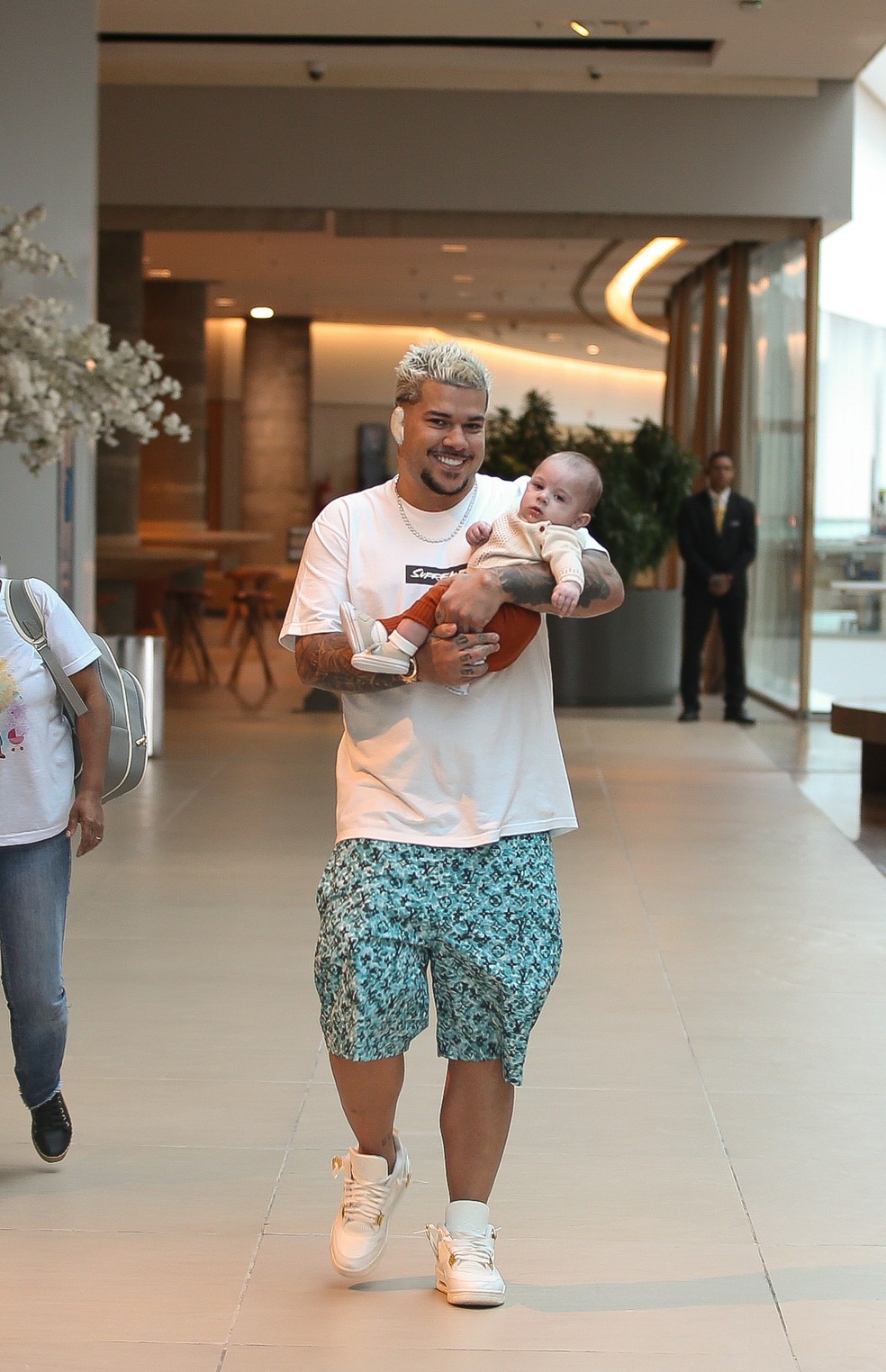 MC Buarque aproveita passeio com o filho no shopping após separação de ...