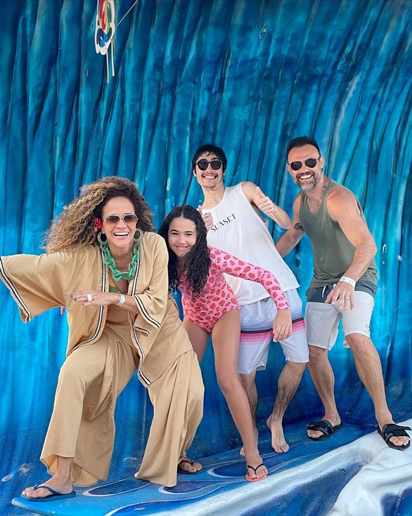 Aline Borges posa de biquíni durante viagem em família: “Um descanso ...