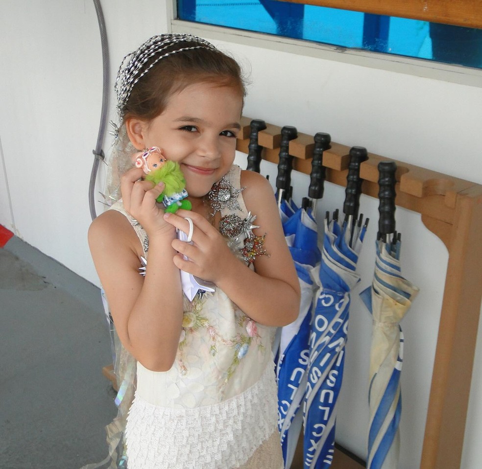 Mel Maia encanta web com fotos antigas de bastidores de 'Avenida Brasil'