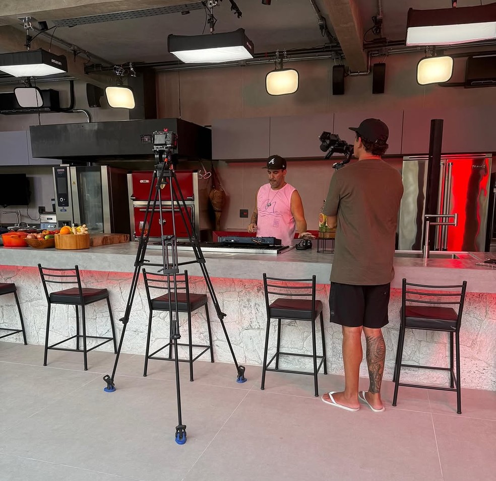 André Marques faz cozinha estúdio em mansão para ser seu patrão: 'É ...