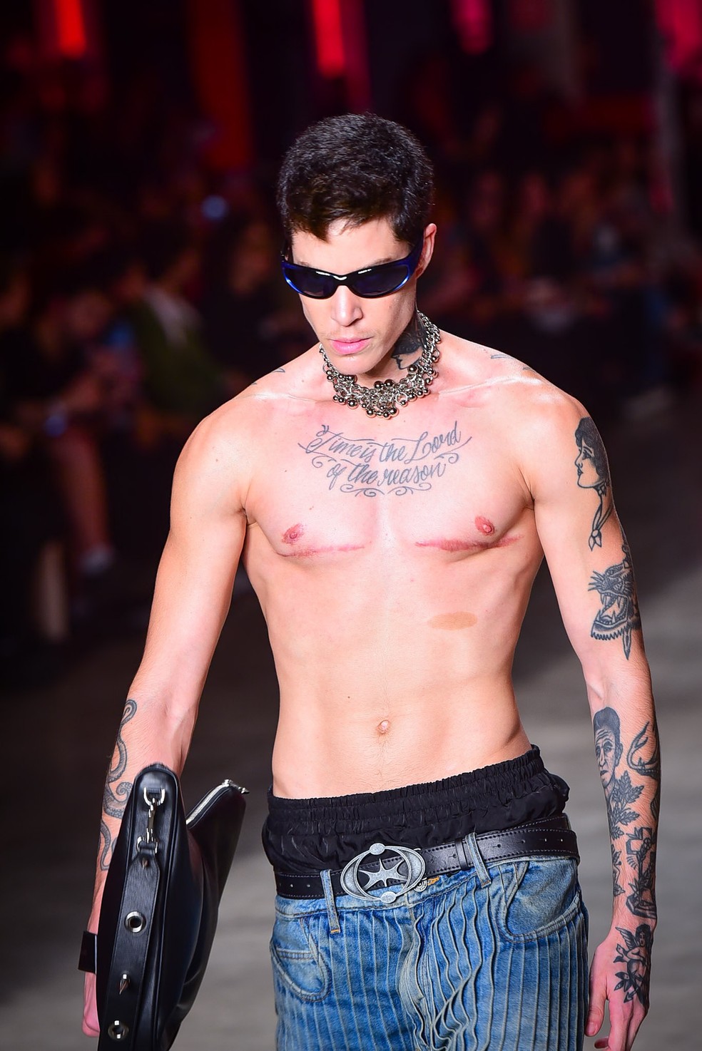 Sam Porto desfila sem camiseta e mostra corpo sarado na SPFW