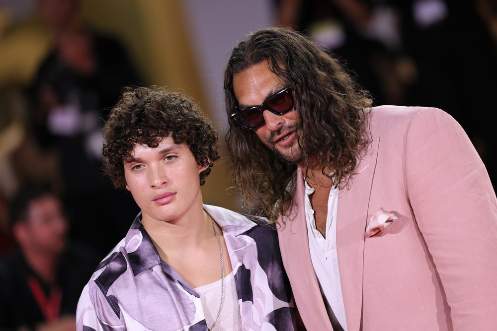 Jason Momoa desfila de unhas cor-de-rosa ao chegar ao Festival de ...