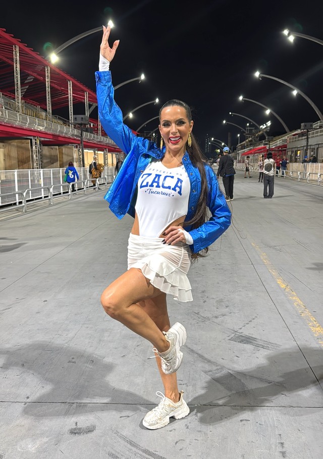 Carla Prata encara frio em SP de body cavadíssimo e sainha em ensaio do ...