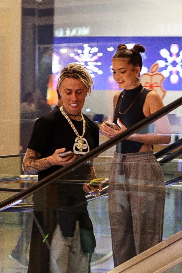 Mel Maia e Mc Daniel fazem caras e bocas em passeio no shopping