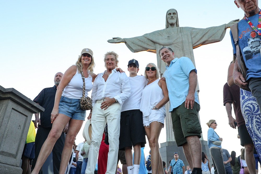 No Rio, cantor Rod Stewart visita o Cristo Redentor com a família; fotos